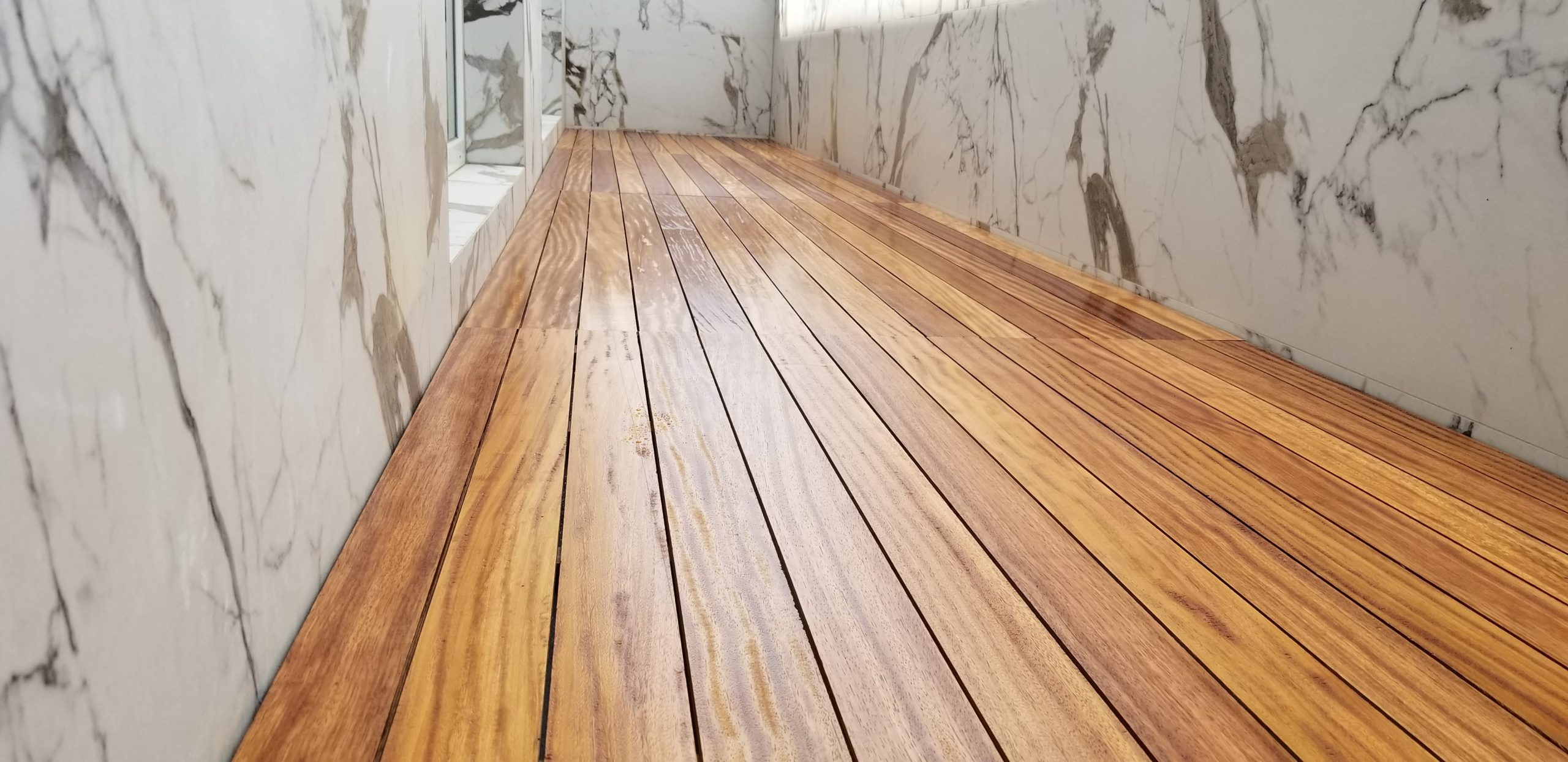Servicii instalare scări din lemn, balustrade, parchet, decor al pereților.